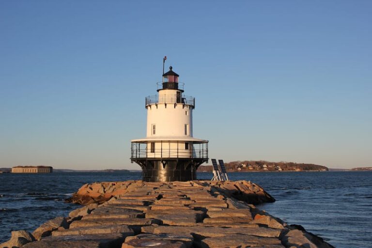 10 Iconic (and Beautiful!) Lighthouses in Maine