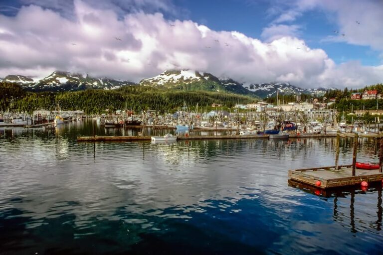 15 Beautiful Small Towns in Alaska for a Getaway