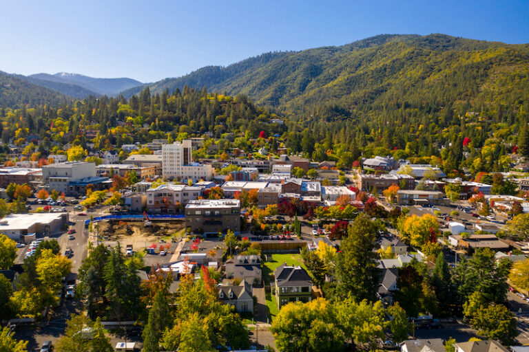 27 Charming Small Towns in Oregon (You Shouldn't Miss!)