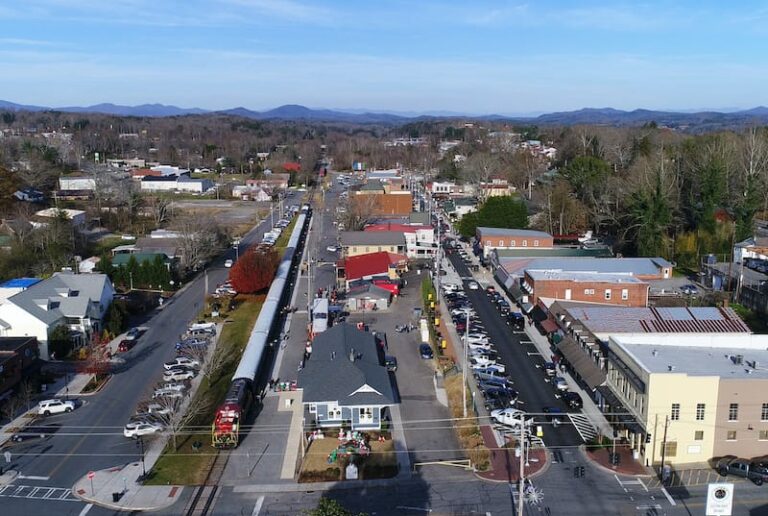 21 Best Small Towns in Georgia (for a Weekend Getaway!)