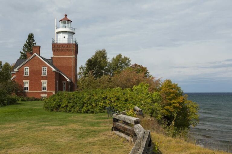 15 Beautiful Michigan Lighthouses (for Your Bucket List!)