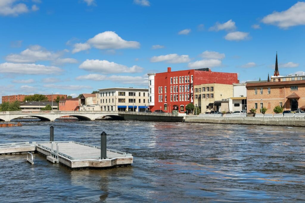 15 Best Small Towns in Wisconsin (for a Weekend Away!)